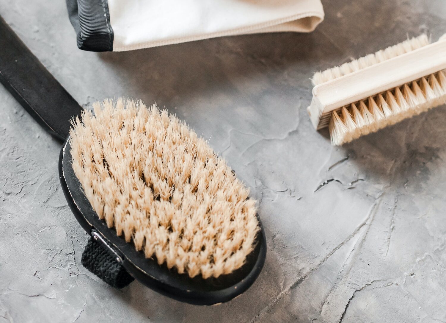 Why You Should Try Dry Brushing, And How to Do It the Right Way - Frenshe